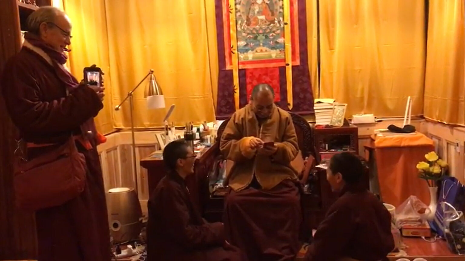Video ngắn về Hungkar Dorje Rinpoche cùng tăng ni và đệ tử - Longchen ...